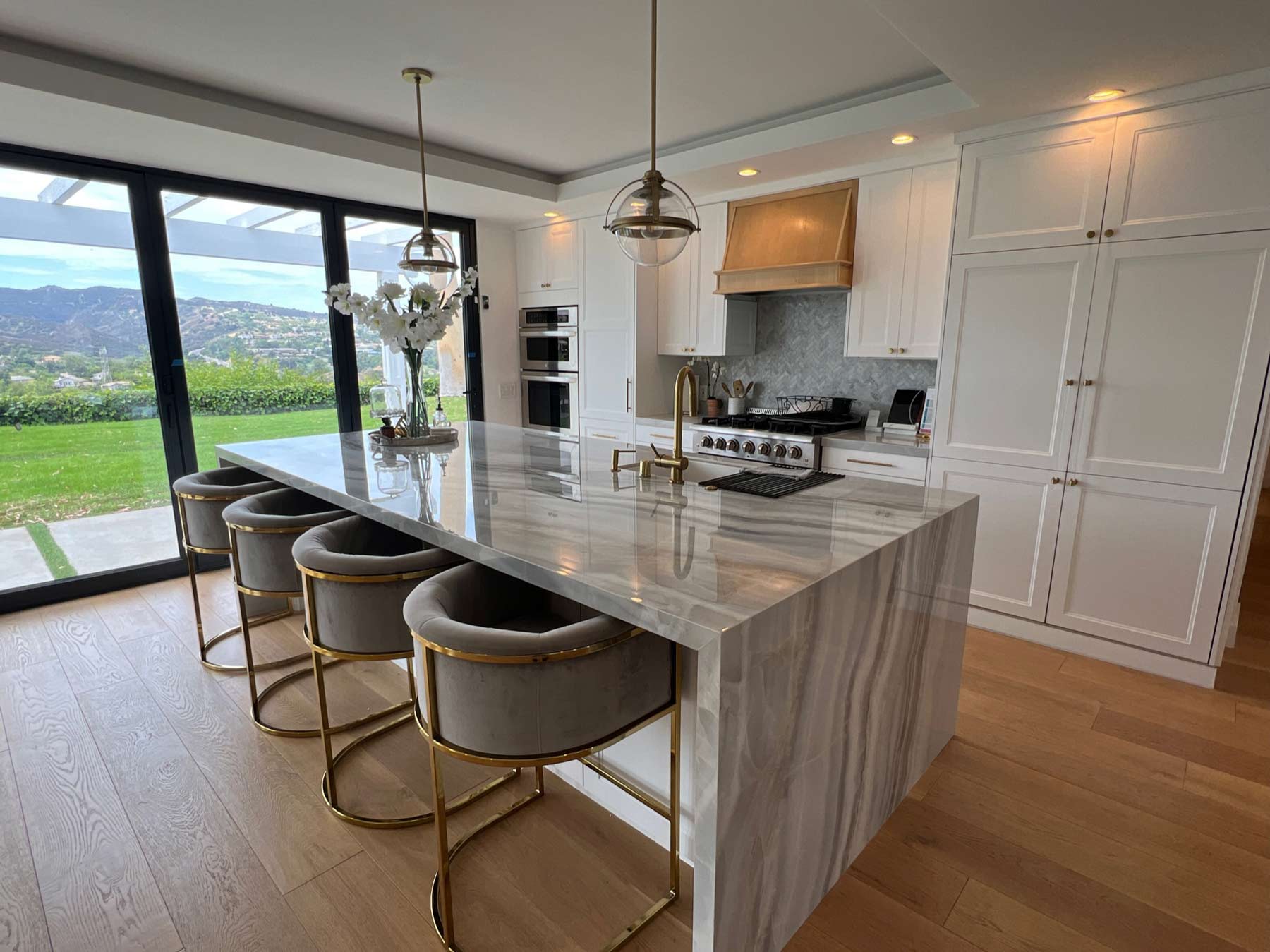 White and Gold Kitchens: Where Timeless Elegance Meets Modern Luxury